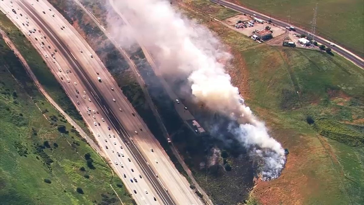 Bomberos controlan incendios de vegetación en la autopista 4 en Bay ...