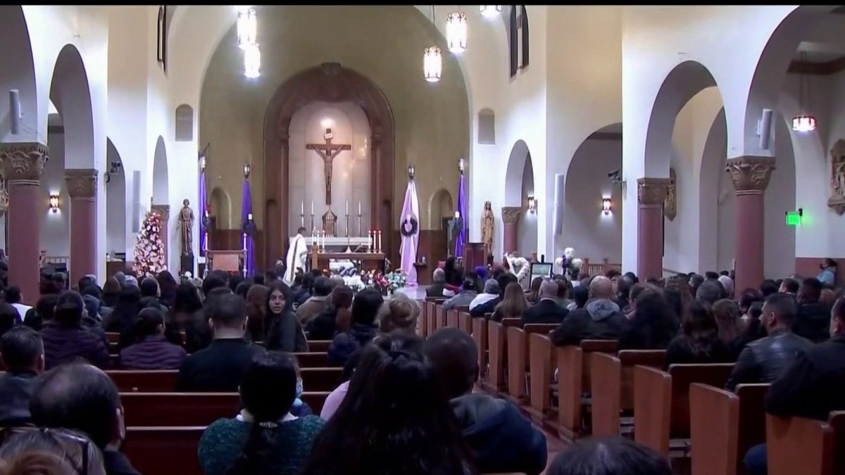 Cientos de personas dan el último adiós a activista hispana María ...