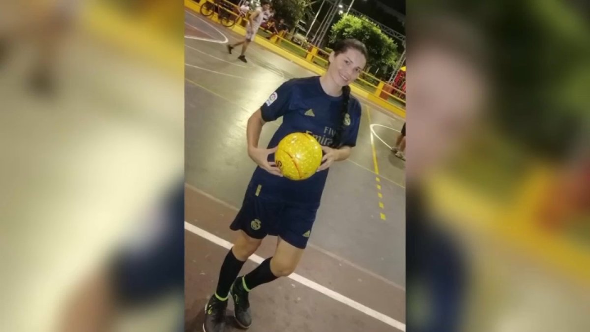 Entrenadora de fútbol colombiana busca apoyar a jóvenes de la Bahía ...