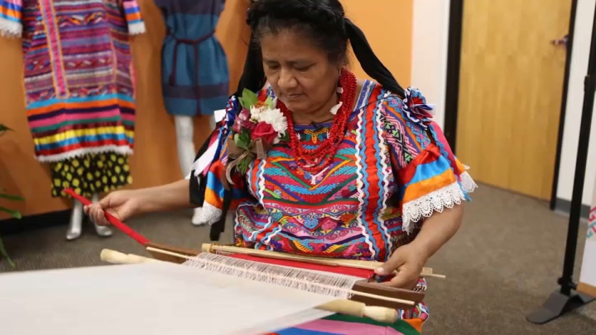 Mexicana resaltan la importancia de tejer textiles tradicionales ...