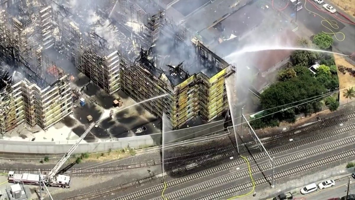 Incendio de 3 alarmas en edificio en construcción en Redwood City ...