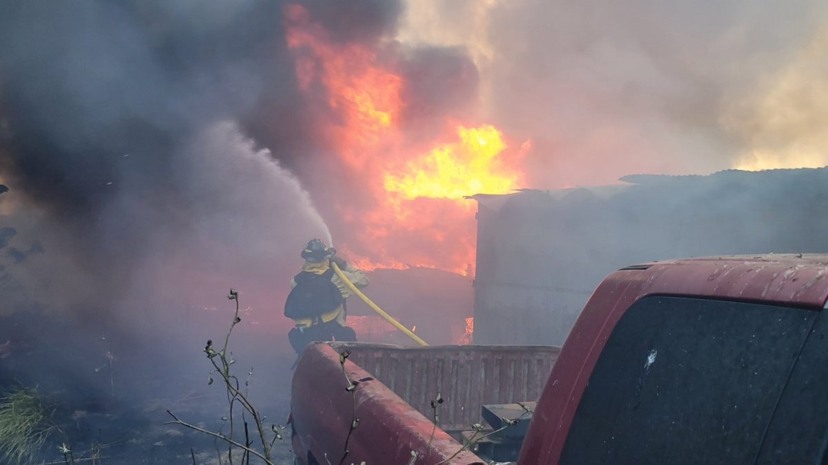 Ordenan evacuaciones mientras los bomberos combaten un incendio en San ...