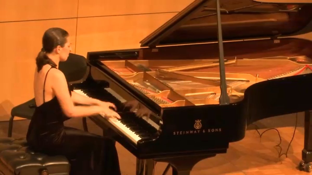 Joven mexicana comparte su cultura a través del piano – Telemundo Area ...