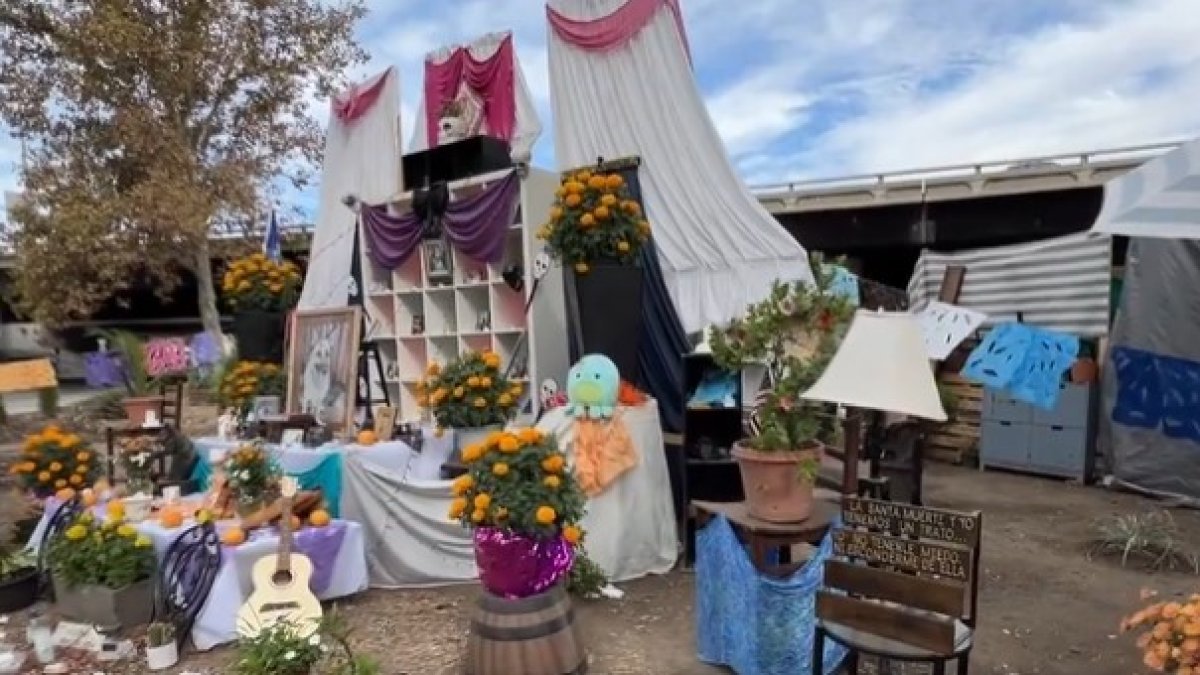 Crea altar del Día de Los Muertos bajo un puente en San José – Telemundo Area de la Bahía 48