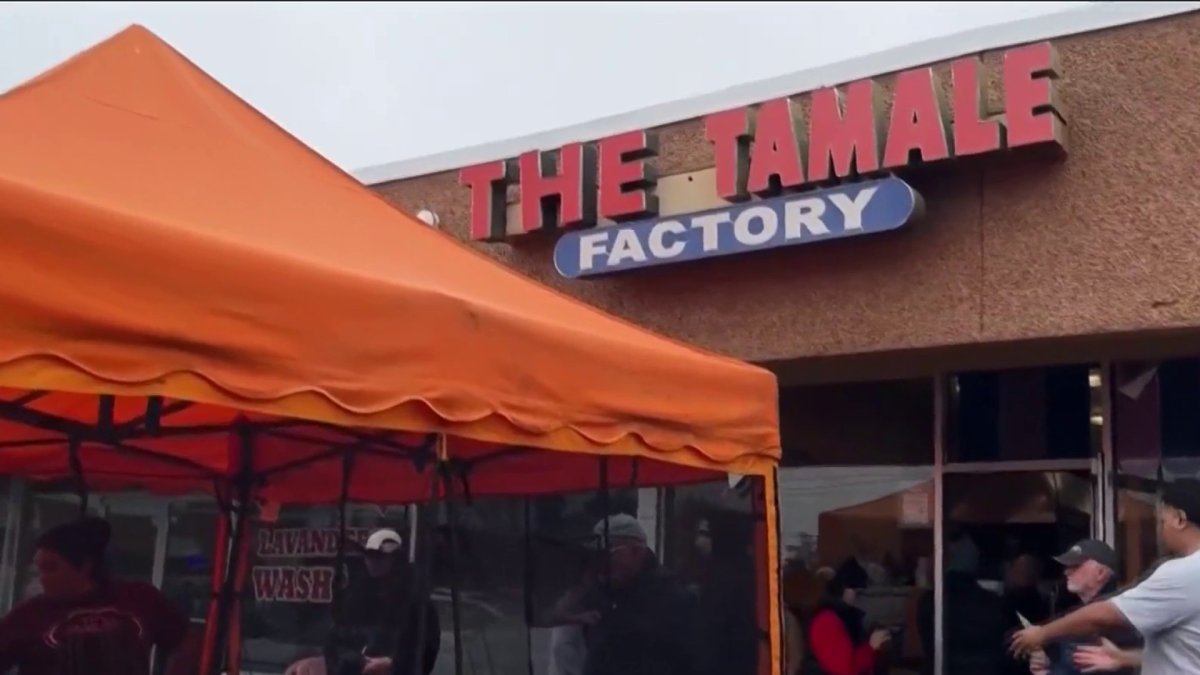 Docenas acuden a Tamale Factory para comprar tamales para Nochebuena y ...