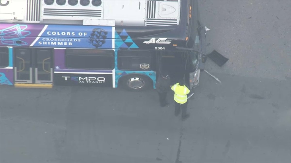 Auto choca contra autobús de AC Transit en Oakland – Telemundo Area de ...