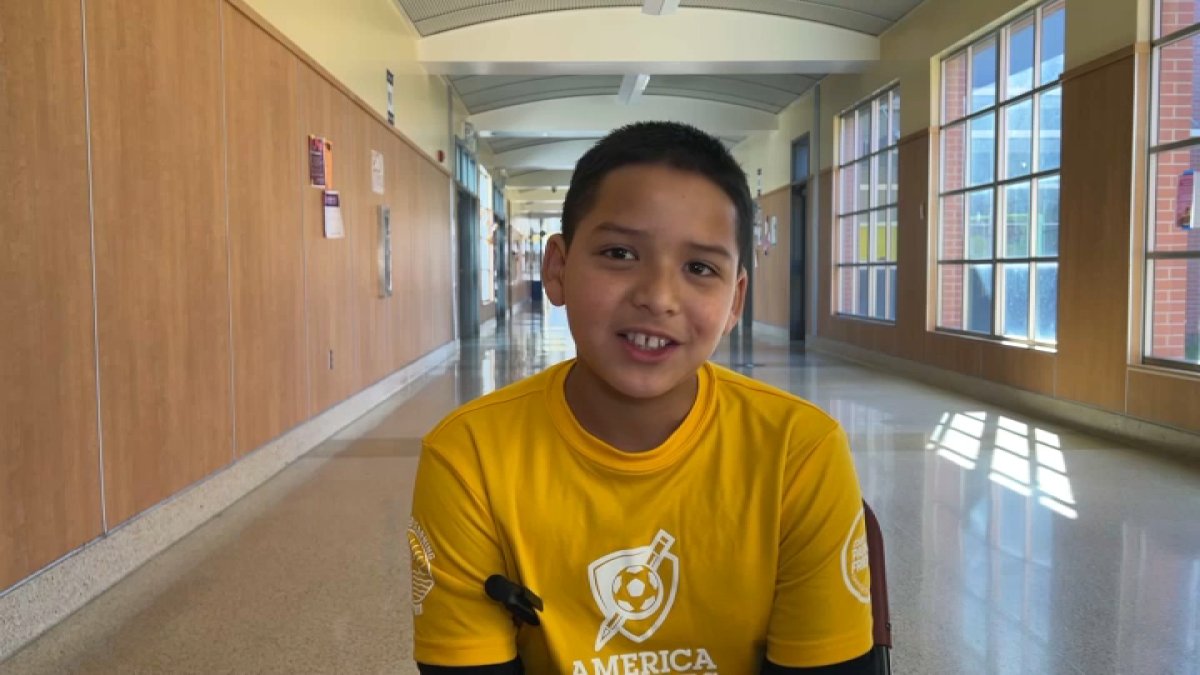 Carlos Sandoval destaca en el fútbol y en la poesía – Telemundo Area de la Bahía 48