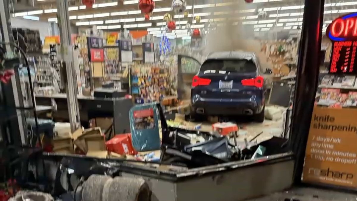 Conductor se estrella contra tienda Ace Hardware en Redwood City – Telemundo Area de la Bahía 48