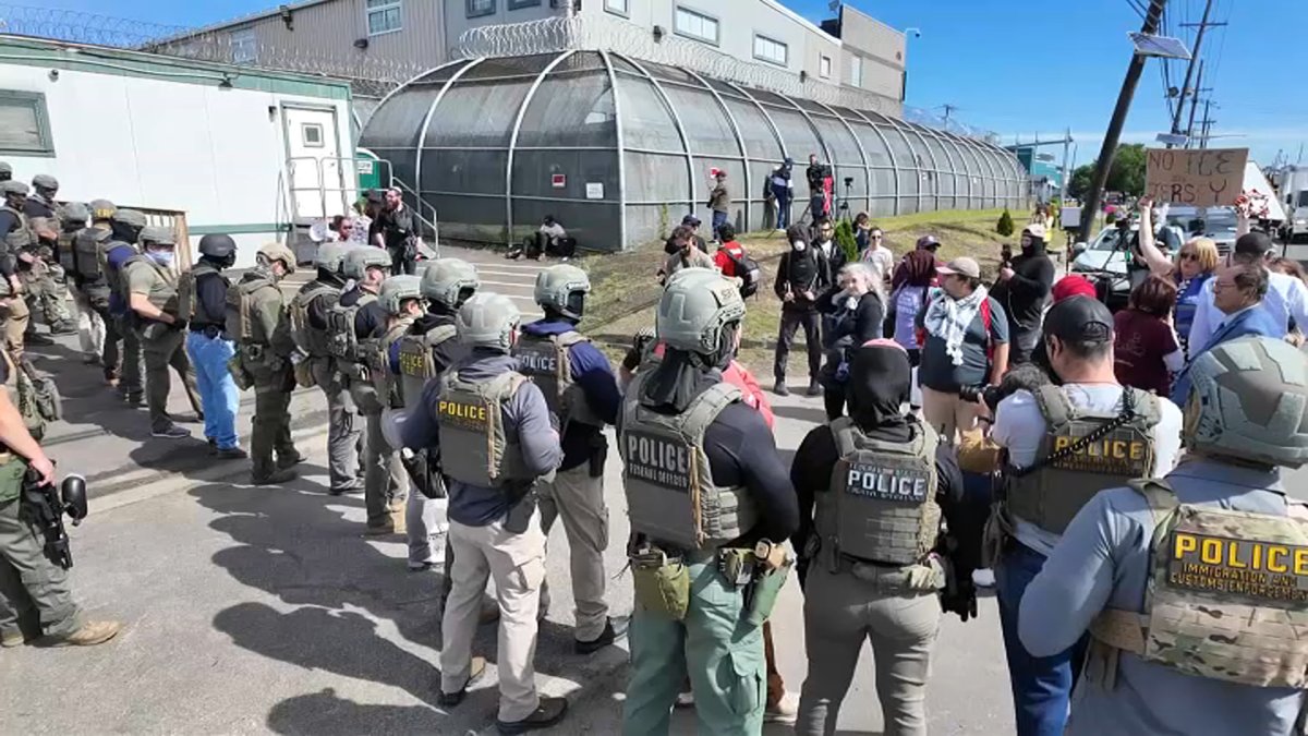 Manifestantes y agentes se enfrentan a las afueras de Delaney Hall en ...